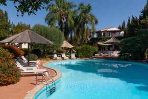 Piscina exterior, guarda-sóis, espregui çadeiras 