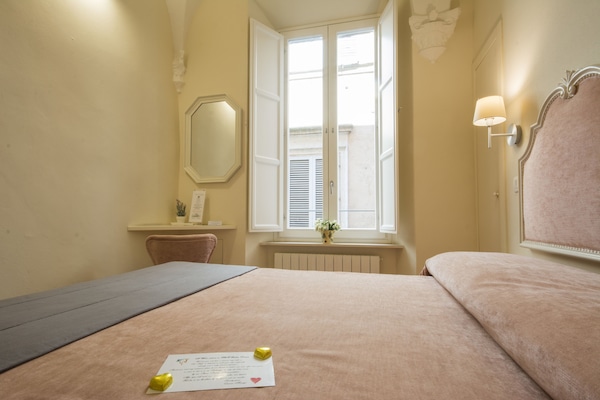 Quarto casal básico, banheiro privativo | Edredons de pluma, frigobar, cofres nos quartos