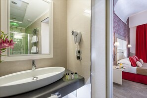 Quarto casal ou duplo standard | Banheiro | Produtos de toalete de grife, secador de cabelo, roupões de banho 