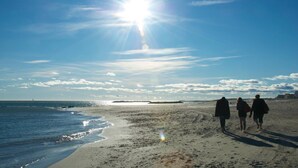 Uma praia com céu claro e sol radiante.