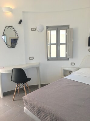 Quarto Deluxe, 1 cama queen-size, não fumadores, vista para o mar | Ferro/tábua de engomar, Wi-fi grátis, roupa de cama fornecida