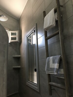 Quarto Deluxe, 1 cama queen-size, não fumadores, vista para o mar | Casa de banho | Um polibã, artigos de higiene pessoal grátis, um secador de cabelo