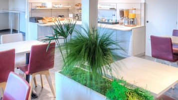 Café da manhã com buffet diário (EUR 11.50 por pessoa)