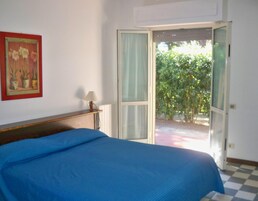 Escrivaninha, espaço de trabalho para notebook, roupa de cama