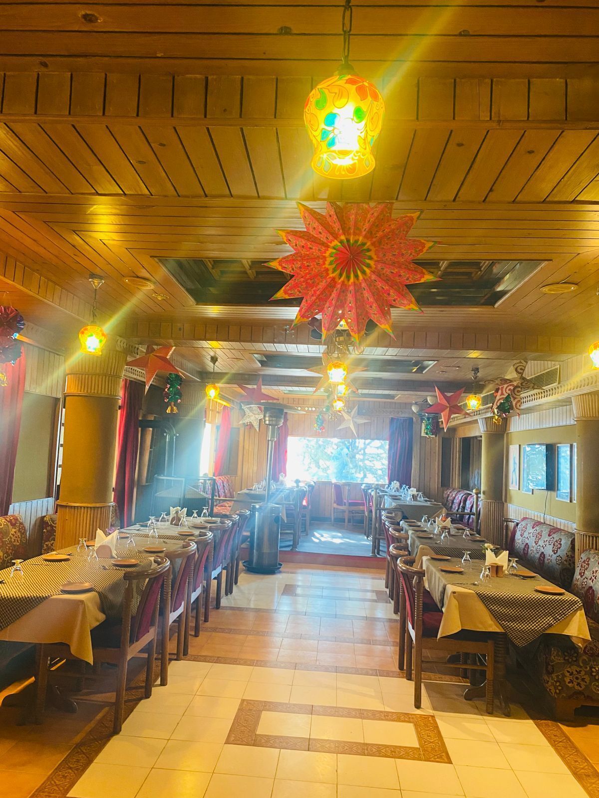 2 restaurantes: servem pequenos-almoços, almoços, jantares e brunches
