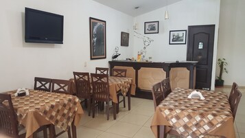 Pequeno-almoço completo diário incluído 