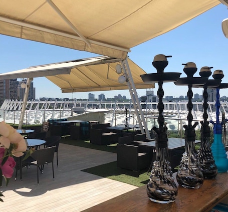 Terraço com espreguiçadeiras