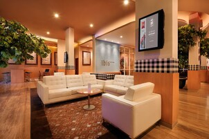 Área de estar no saguão