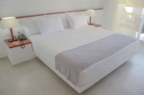 Quarto Duplo Standard, 2 camas de casal | Minibar, cofre no quarto, secretária, quartos insonorizados 