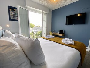 Quarto Comfort | Com decoração personalizada, com mobília individualizada, secretária 