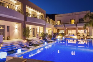 Piscina externa sazonal, guarda-sóis, espreguiçadeiras