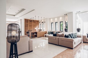 Área de estar no saguão