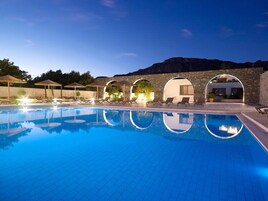 Piscina externa, guarda-sóis, espreguiçadeiras