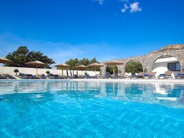 Piscina externa, guarda-sóis, espreguiçadeiras