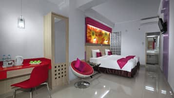 Quarto Superior | Cofre no quarto, secretária