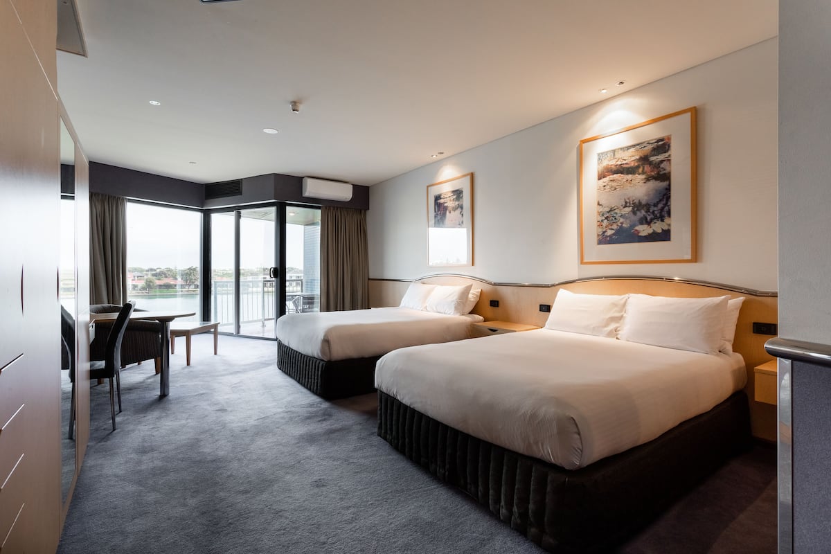 Quarto Executivo, banheira de hidromassagem, vista para o lago | Minibar, cofre com capacidade para portátil, secretária 