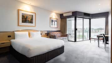 Quarto executivo, banheira de hidromassagem, vista para o lago | Camas com colchões pillow-top, frigobar, cofres nos quartos