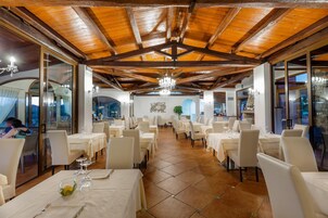 Serviço de almoço e jantar; culinária italiana, vistas para a piscina