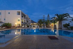 Piscina exterior, guarda-sóis, espreguiçadeiras 