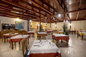 Pequenos-almoços, almoços e jantares servidos 