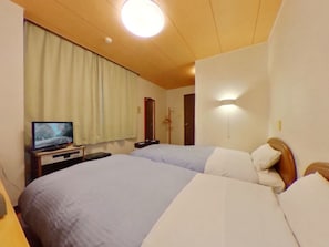 Quarto duplo, 2 camas de solteiro, para não fumantes | Roupas de cama premium, escrivaninha, espaço de trabalho para notebook