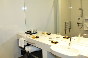 Quarto, acessível | Banheiro | Chuveiro, produtos de toalete grátis, secador de cabelo 