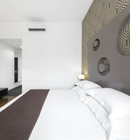 Quarto casal standard | Cofres nos quartos, escrivaninha, quartos à prova de som