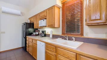Apartamento Superior | Cozinha privada | Um micro-ondas, uma máquina de lavar louça, uma cafeteira/bule