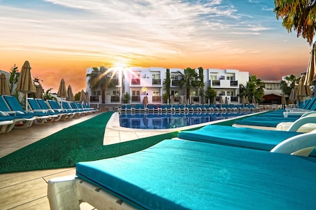 Piscina exterior sazonal, guarda-sóis, espreguiçadeiras