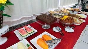 Café da manhã feito na hora grátis todos os dias