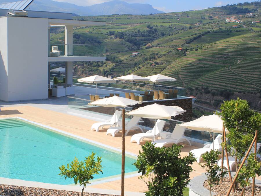 Piscina externa sazonal, guarda-sóis, espreguiçadeiras