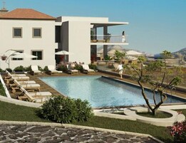 Piscina externa sazonal, guarda-sóis, espreguiçadeiras