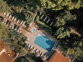 Piscina externa sazonal, funciona das 9h às 21h, guarda-sóis