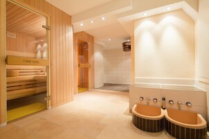 Sauna seca, sauna a vapor, massagens com pedras quentes