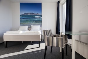 Camas com colchões pillow-top, cortinas blackout, quartos à prova de som