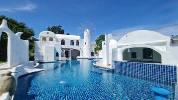 2 piscinas exteriores, da(s) 8:00 à(s) 18:00, toldos gratuitos