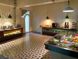 Café da manhã com buffet grátis todos os dias