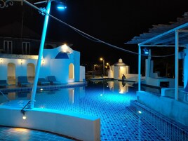 2 piscinas externas, funciona das 8h às 18h, barracas de cortesia