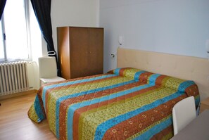 Quarto casal | Roupas de cama premium, escrivaninha, cortinas blackout