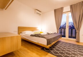 Apartamento design, 1 cama King, cozinha americana, vista para o jardim | Roupas de cama antialérgicas, camas com colchões pillow-top
