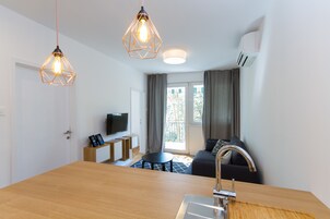 Apartamento standard, 2 quartos, sacada, vista para o jardim | Sala de estar | TV LCD 32 polegadas com canais digitais, TV, Netflix