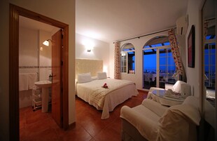 Quarto básico, vista para o mar (with terrace) | Banheiro | Chuveiro, toalhas de banho