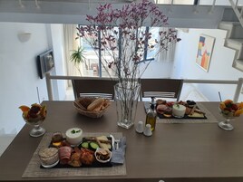 Dúplex Deluxe, vista parcial para o mar | Cofre no quarto, cortinas/cortinados opacos, quartos insonorizados 