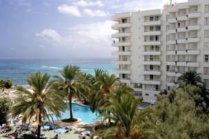 Piscina externa, funciona das 10h às 18h, guarda-sóis, espreguiçadeiras