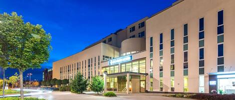 Fachada do alojamento (tarde/noite)