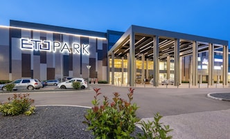 Um edifício moderno com uma grande placa iluminada que diz 'PARK'.