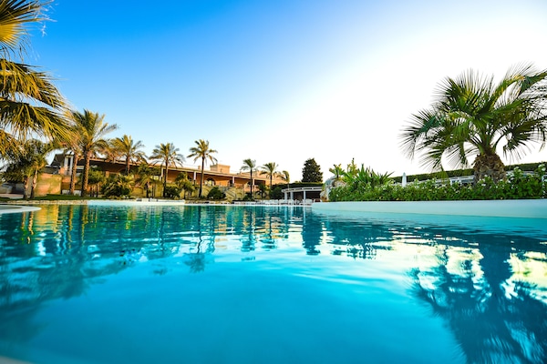 Piscina exterior, toldos gratuitos, guarda-sóis
