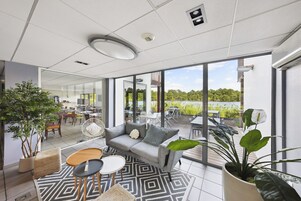 Área de estar no saguão