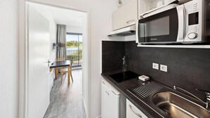 Um frigorífico, um micro-ondas, uma placa de cozinha 