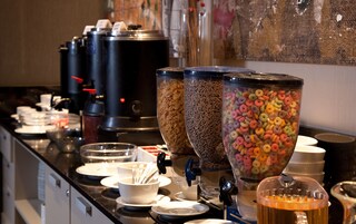 Disposição de buffet com diversos alimentos e utensílios.